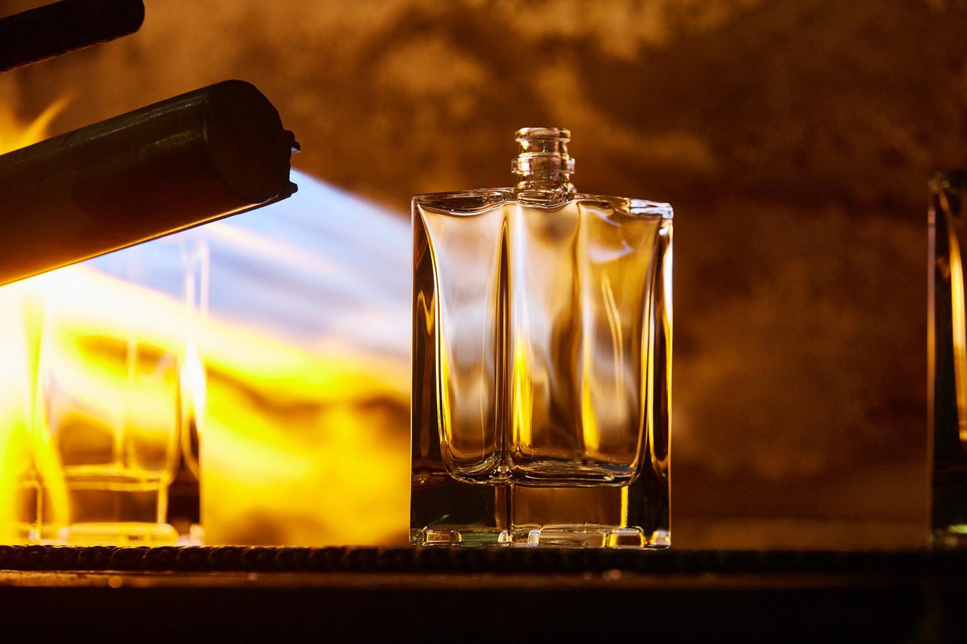 Le ballet artisanal : La fabrication des bouteilles de parfums - Label ...